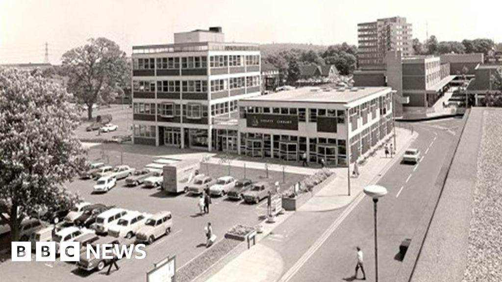 Dunstable's 'not fit for purpose' library to close - BBC News