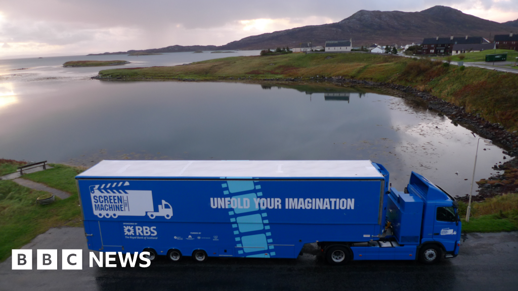Mobile cinema Screen Machine to be given refit - BBC News