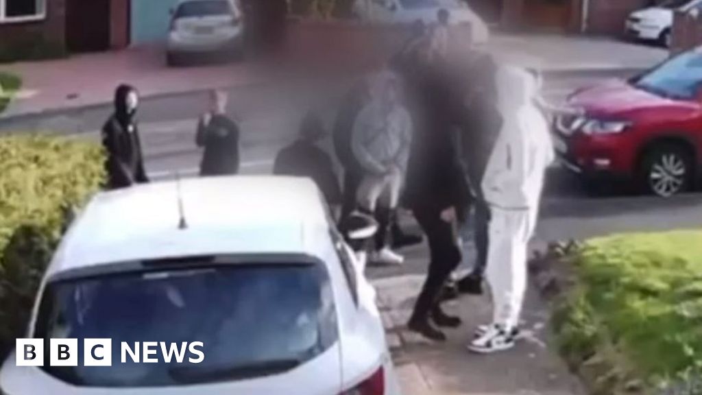 CCTV in Malvern to monitor gang of youths in balaclavas - BBC News