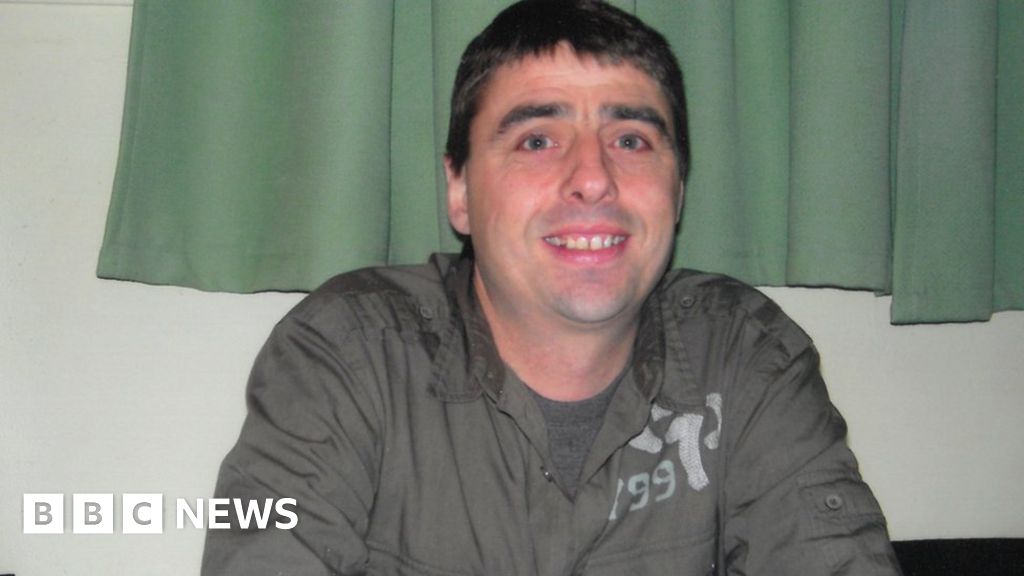 Norwich murder trial: 'Complete stranger' stabbed man 13 times - BBC News