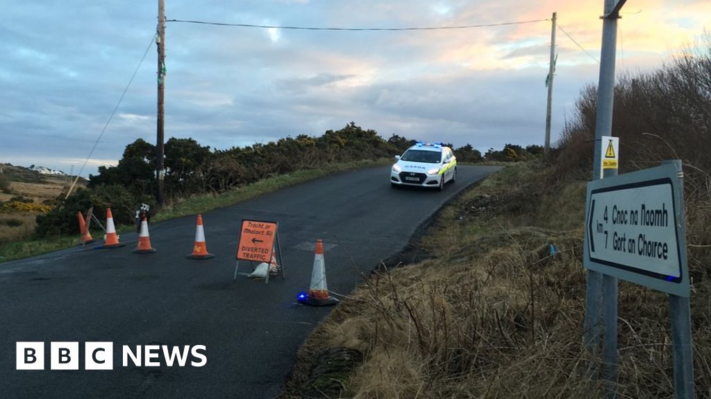 Donegal crash: Four men die in single-vehicle collision - BBC News