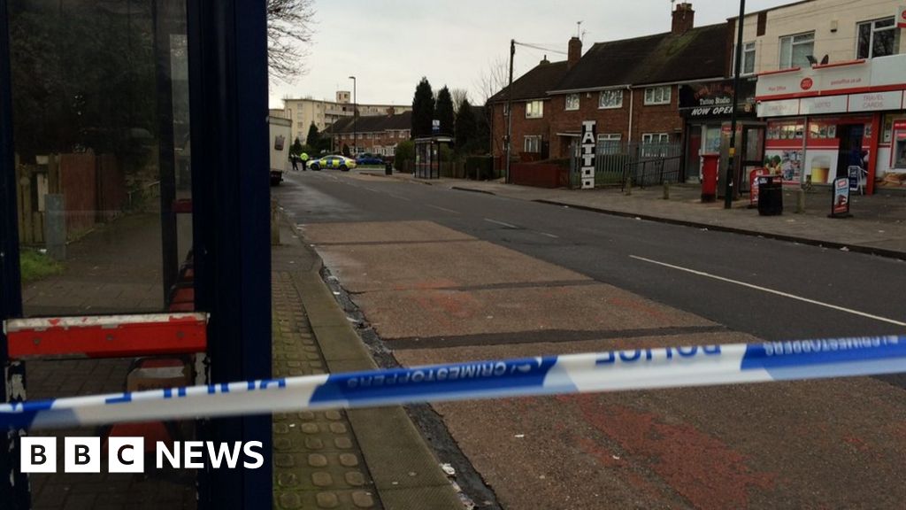 Birmingham machete attack leaves man seriously injured - BBC News