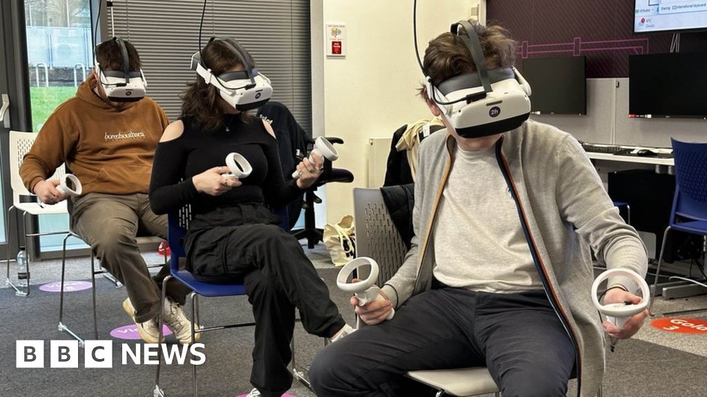Nottingham: VR classroom aims to boost engineering skills - BBC News