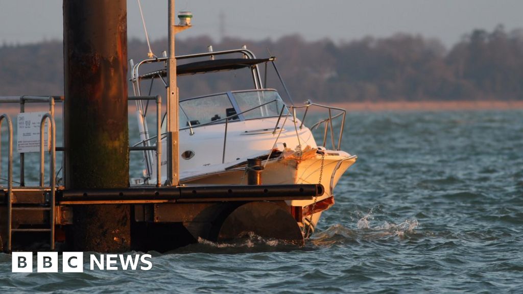 Three arrested after 'violent' boat collision off Cowes - BBC News