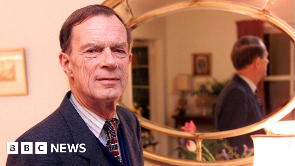 'Thousands' abused by former headmaster Robin Lindsay - BBC News