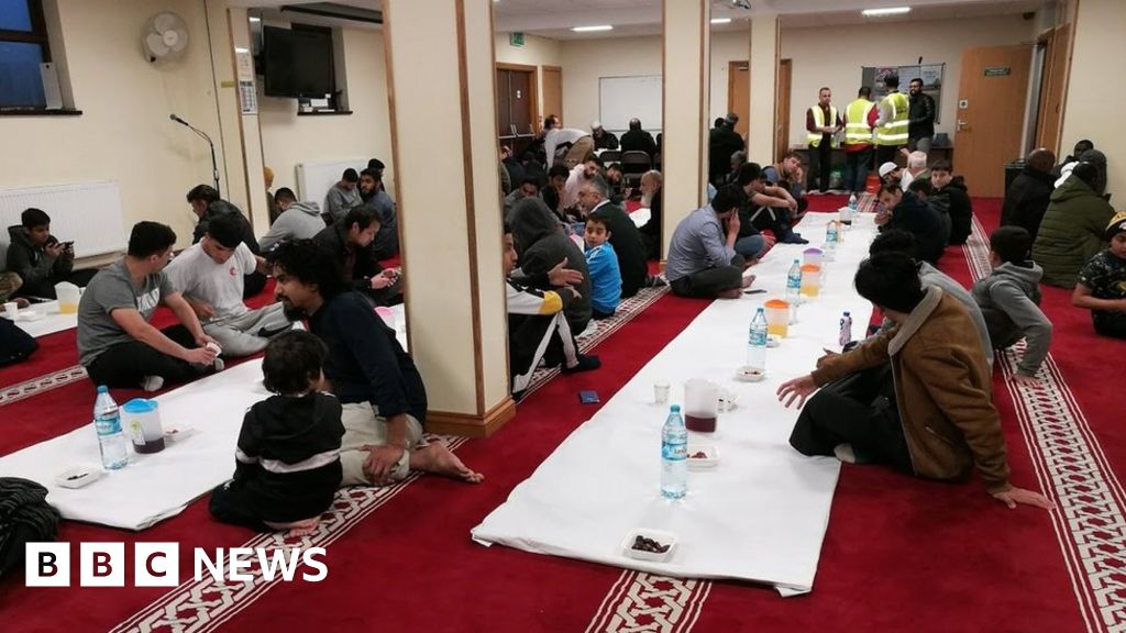 Cardiff mosque goes plastic-free over Ramadan - BBC News