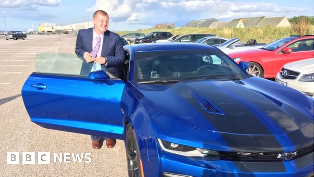 Rhyl teen's dream of stylish prom transport fulfilled - BBC News