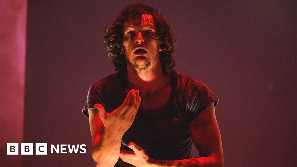 Making sign language more beautiful - BBC News