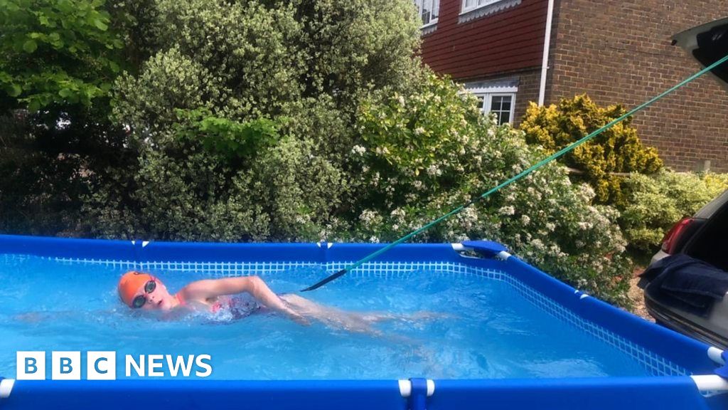 David Walliams' good luck message to 'Channel swim' girl - BBC News