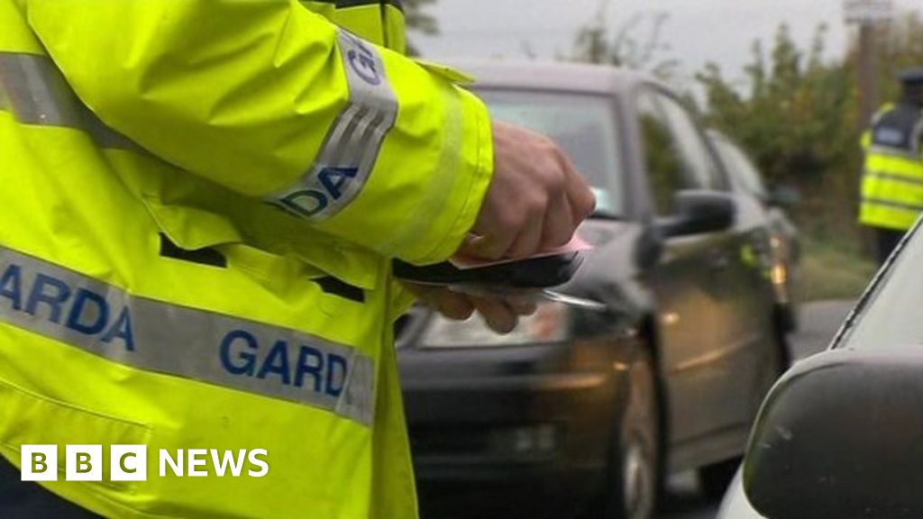 Thousands of motorists avoid Irish penalty points - BBC News