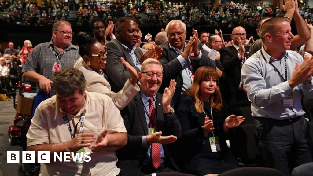 Labour: Corbyn wins party backing in crunch Brexit vote - BBC News