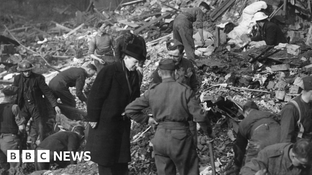 Hull Blitz memorial unveiled remembering those killed - BBC News