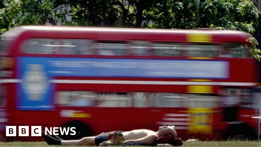 Humidity: How our bodies cope when it’s muggy - BBC News