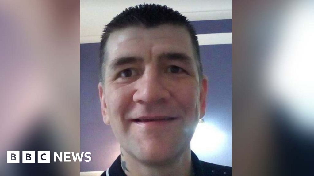 Police identify pedestrian killed on Glasgow motorway - BBC News