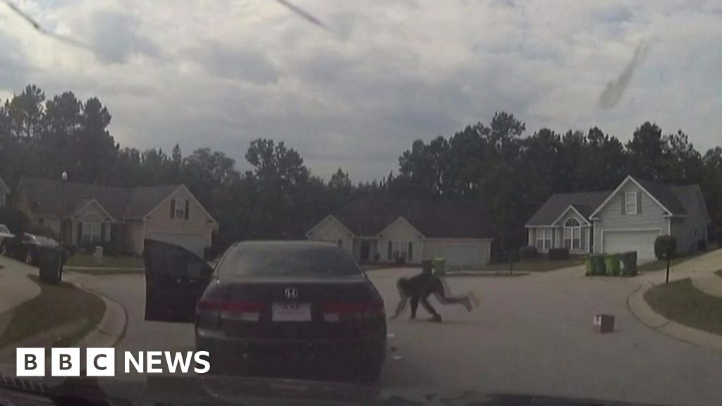 Cops and robbers in a dead-end gunfight