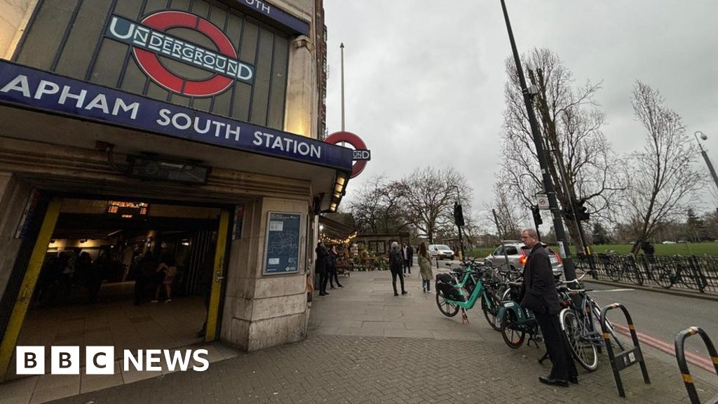 Clapham: Man says could not get 999 to answer after attack on common