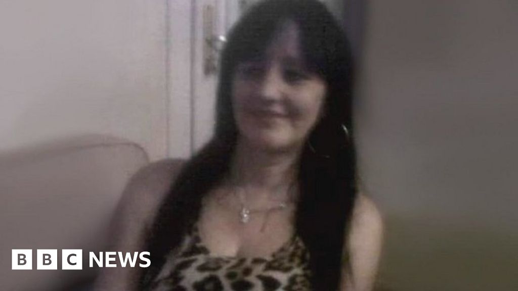 Swindon stab murder accused 'unaware of sister's knife' - BBC News