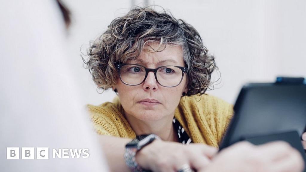 Covid: Call for briefings to include British Sign Language - BBC News