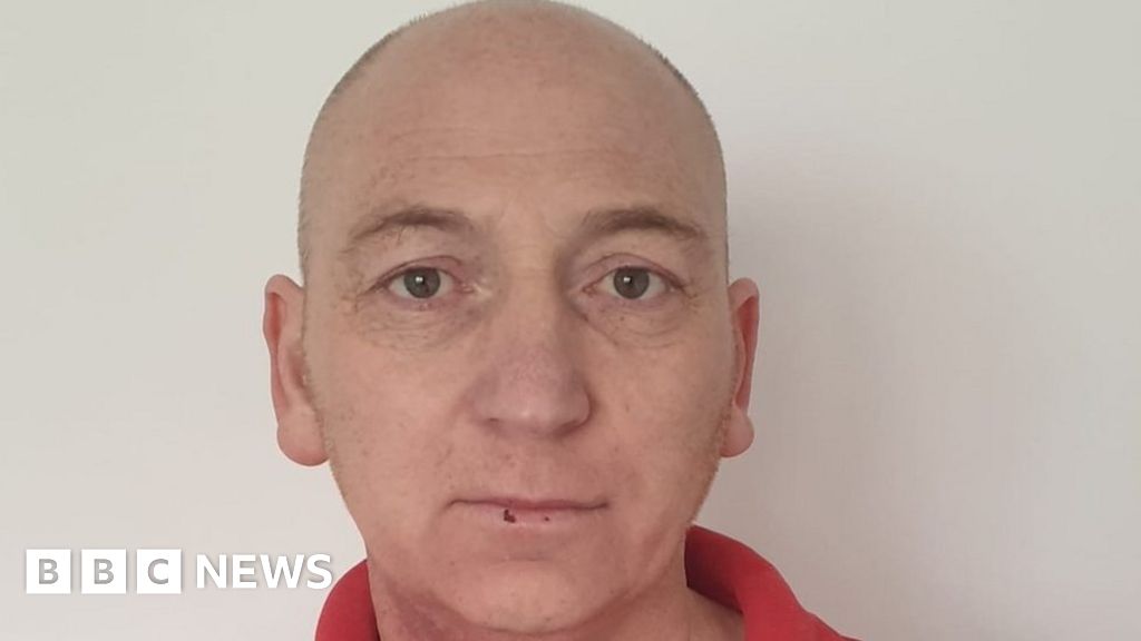 Cancer: Grandfather becomes Wales' robot surgery first - BBC News