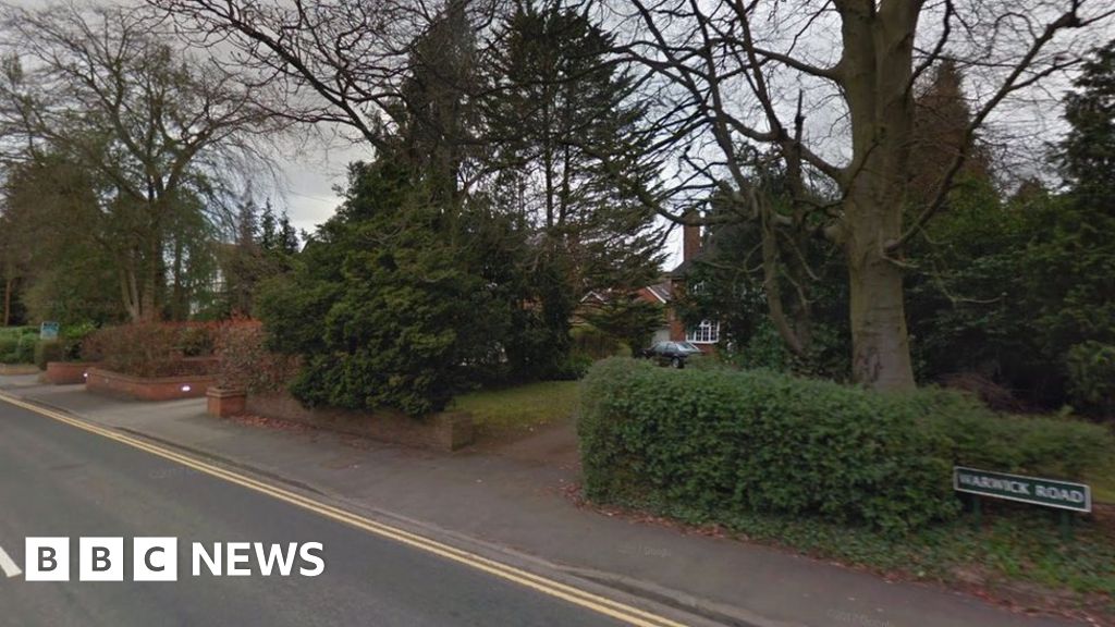 Solihull 'targeted' shooting leaves teenager and man injured - BBC News