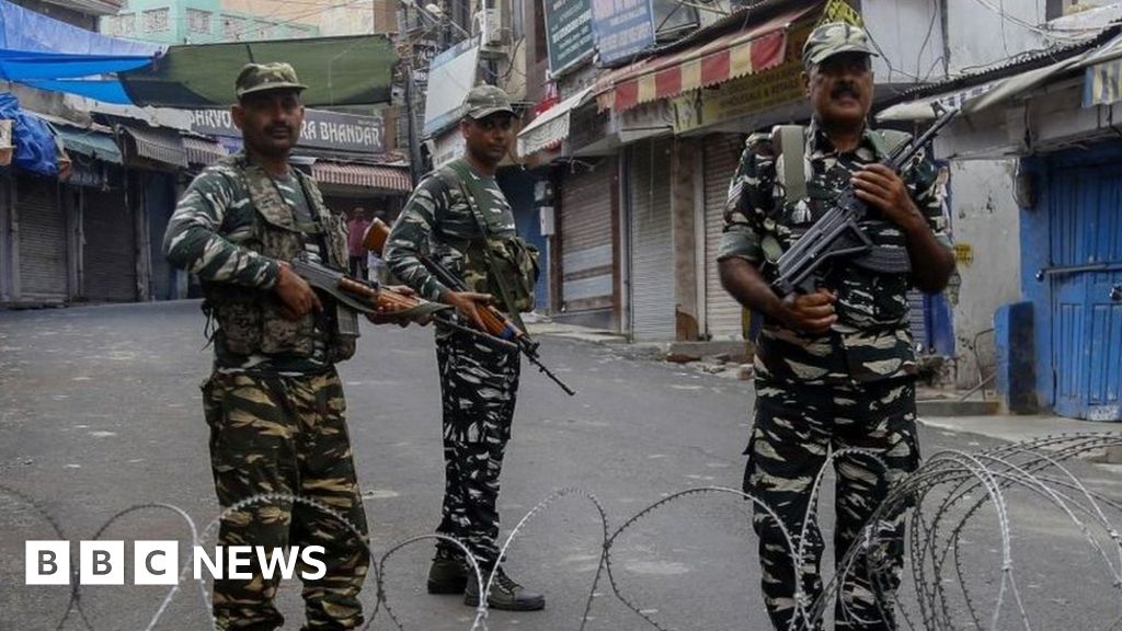 Kashmir dispute: Residents attend Friday prayers amid lockdown