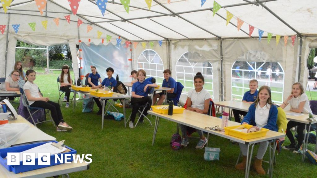 Castle Donington school uses marquees as extra classrooms - BBC News