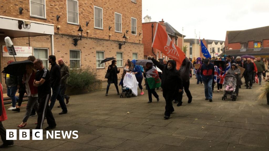 Brexit: Protests in Wrexham over Parliament shutdown plan - BBC News