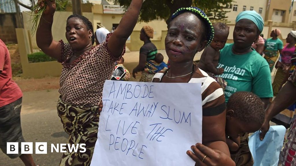 Lagos demolitions: Protesters demand new homes after fire - BBC News