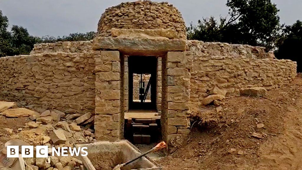Cambridgeshire's 'Neolithic' burial barrow nears completion - BBC News