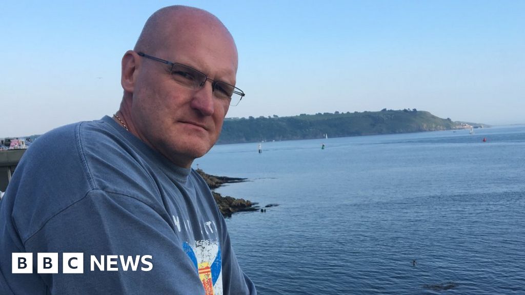 The deaf patients 'left behind' by the NHS - BBC News