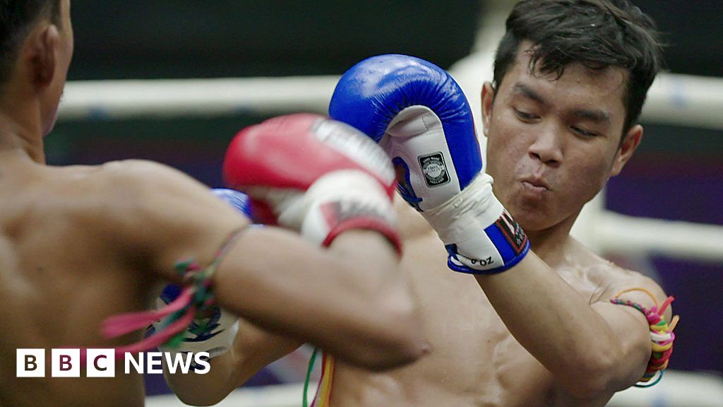 Thai Boxing pulls in the tourist crowds in Bangkok - BBC News