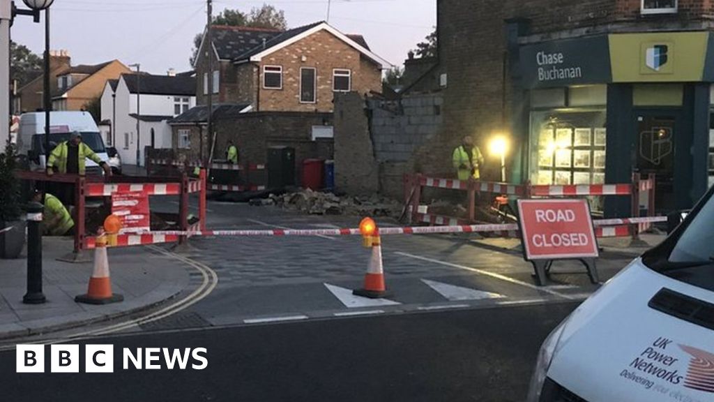 Hampton Hill 'explosion': Residents evacuated after building fire