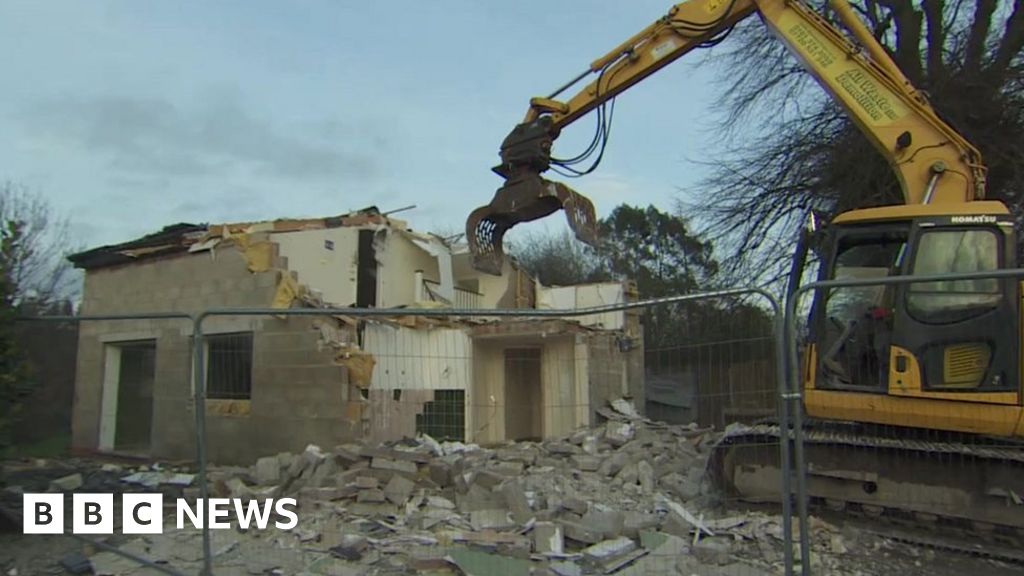 Cheshire couple demolish 'dream' home in planning row - BBC News
