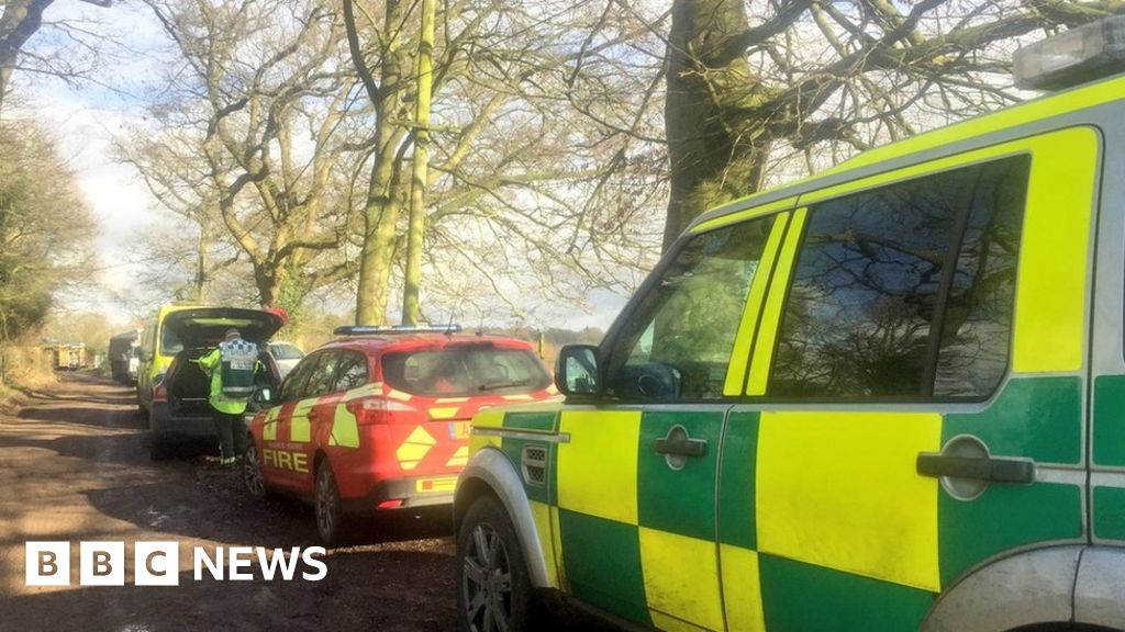 Goring Heath farm blaze prompts smoke warning - BBC News