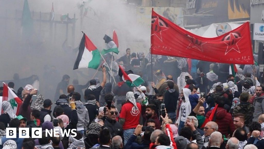Lebanon US embassy protest: Security forces use tear gas - BBC News