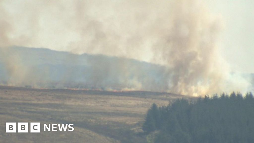 Firefighters tackle Brecon Beacons grass fire - BBC News