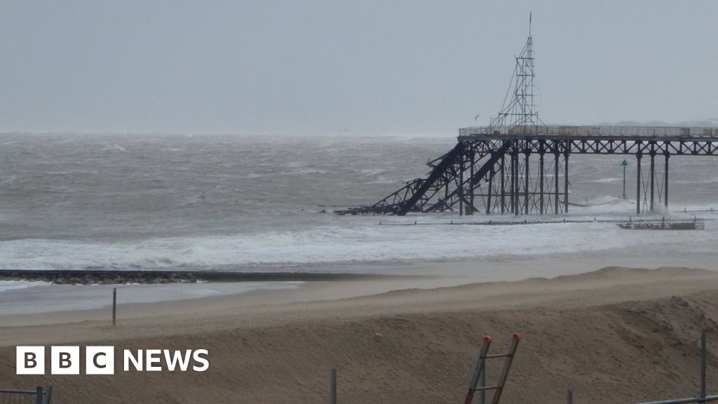 Storm Doris causes further Colwyn Bay pier collapse - BBC News