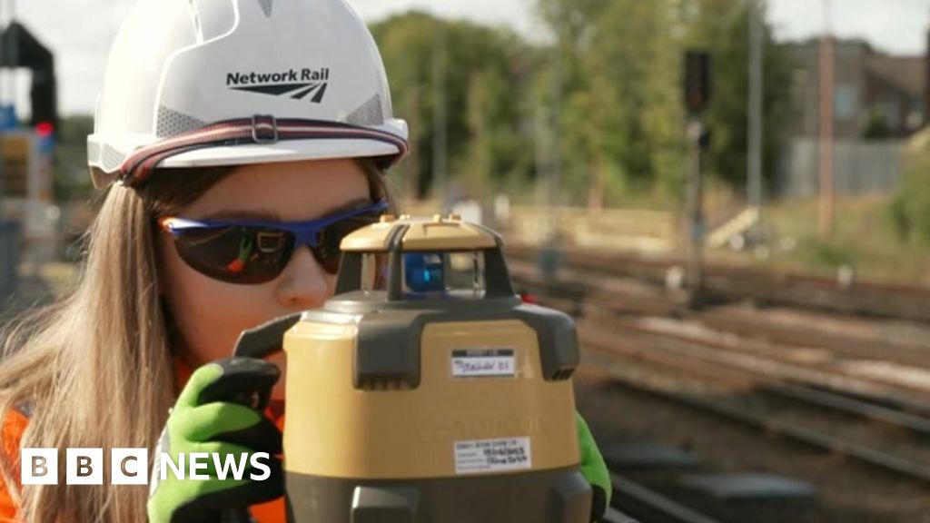 Network Rail launches South East campaign to recruit more women - BBC News