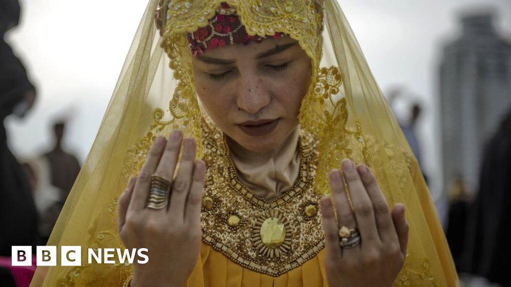 Ramadan: Muslims celebrate Eid around the world - BBC News