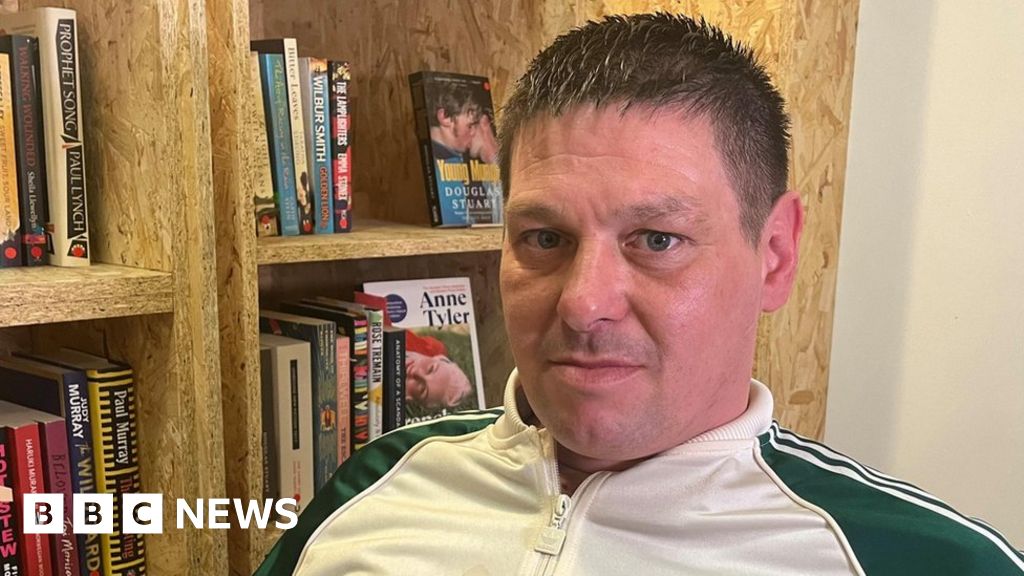 The drug users being given phones to rebuild their lives - BBC News