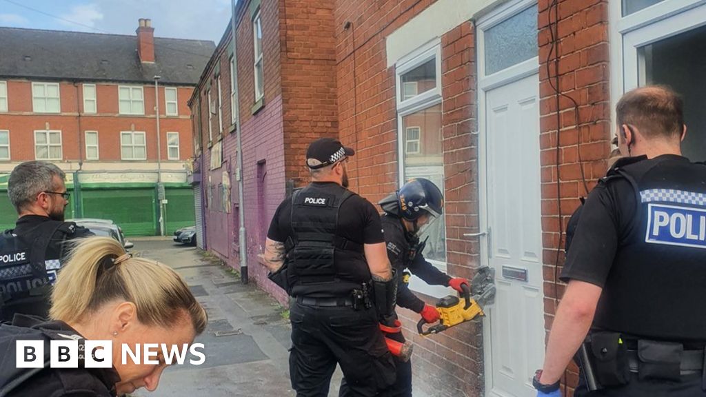 Worksop: Four arrested after drugs and weapons seized - BBC News