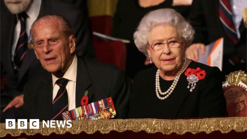 Remembrance events: Queen attends Royal Albert Hall festival - BBC News