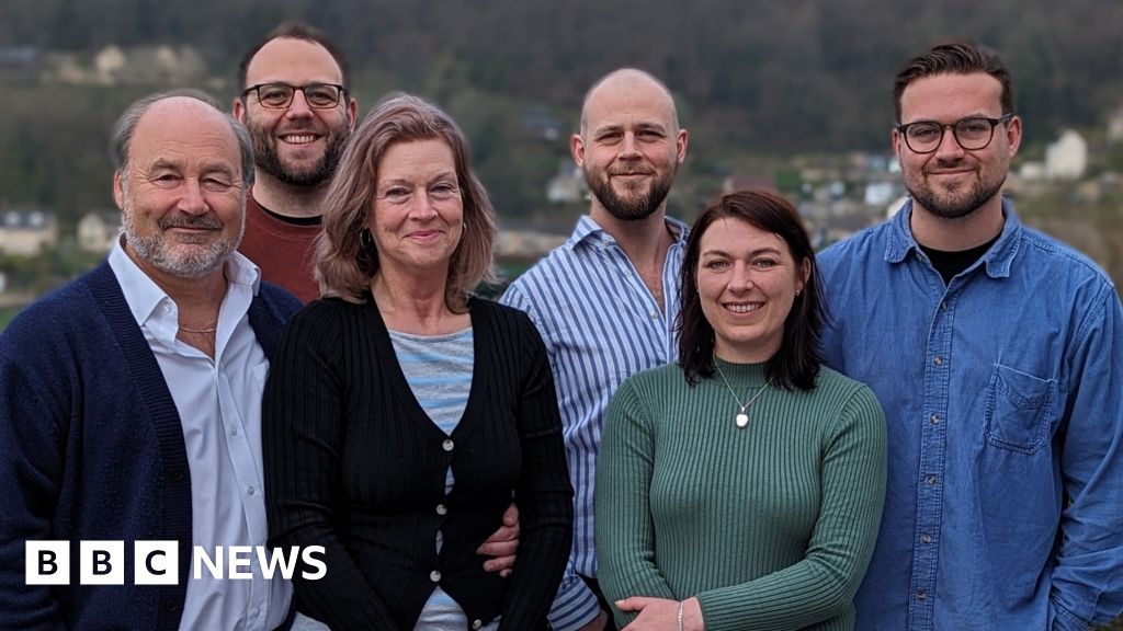 Stroud family of six artists to exhibit work together - BBC News