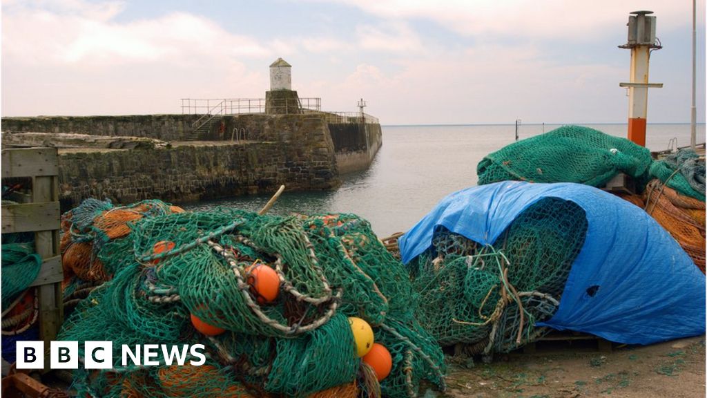 Scots Tories against fishing policy extension - BBC News