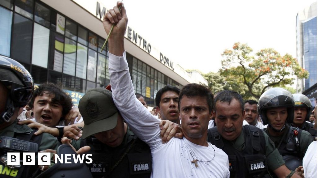 Leopoldo Lopez: Venezuela court upholds 14-year prison sentence - BBC News