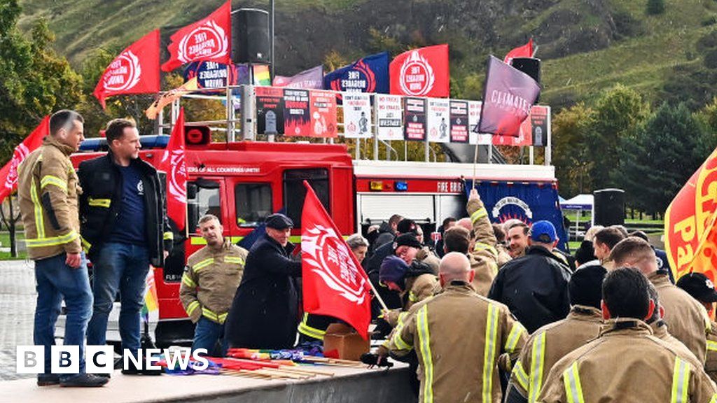 Hundreds of firefighters protest at Holyrood over pay - BBC News