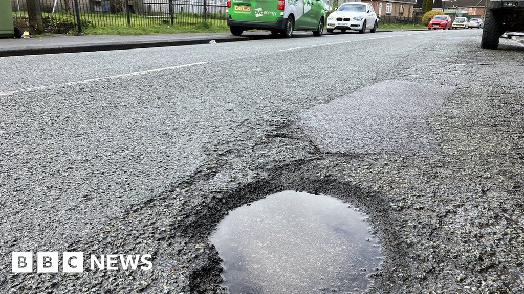 Devon and Cornwall see 'increasing vehicle damage from potholes' - BBC News