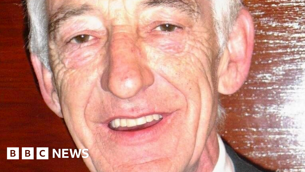 Alan Griffiths: Tributes paid after county councillor dies - BBC News
