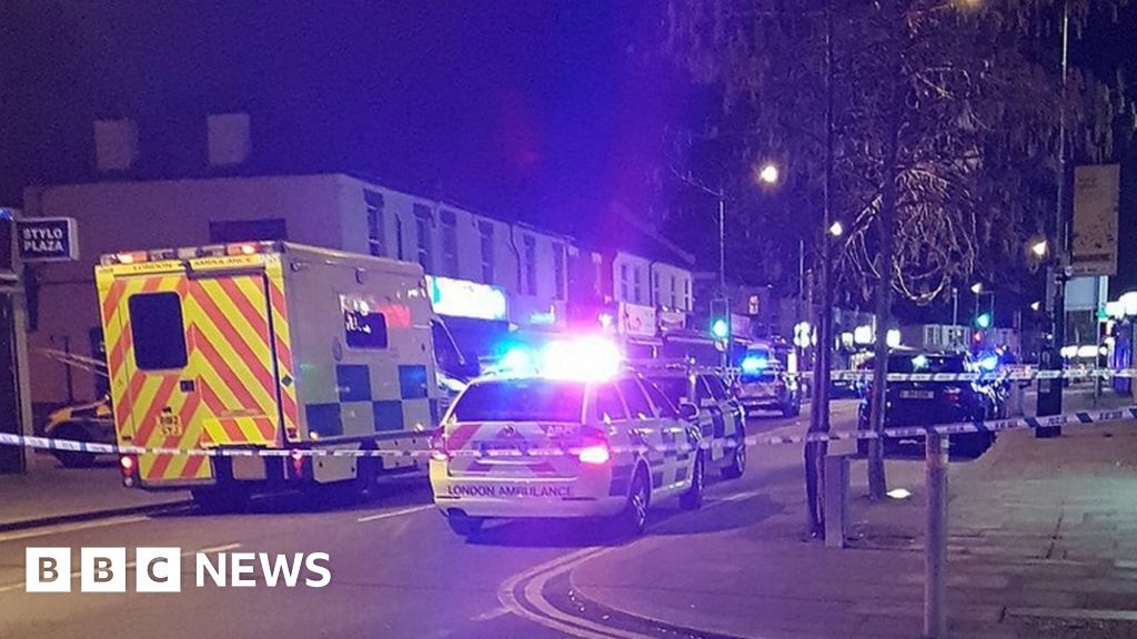 Ilford shooting: Teenager killed in east London - BBC News