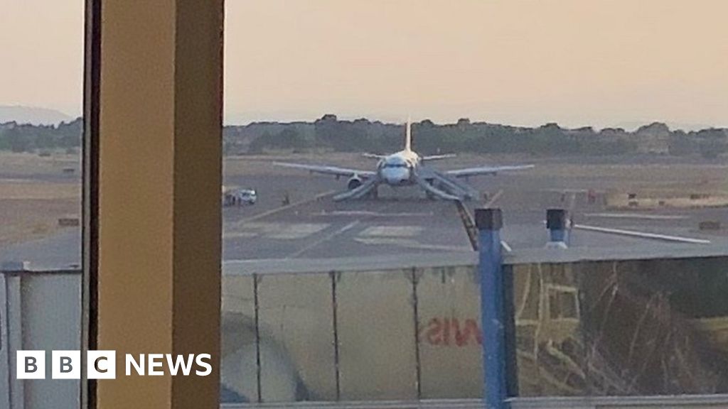 British Airways flight evacuated after smoke filled cabin - BBC News